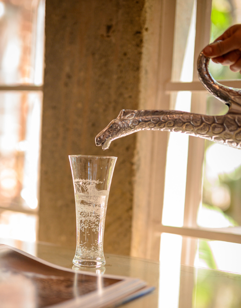 GIRAFFE PITCHER – GiraffeManorShop